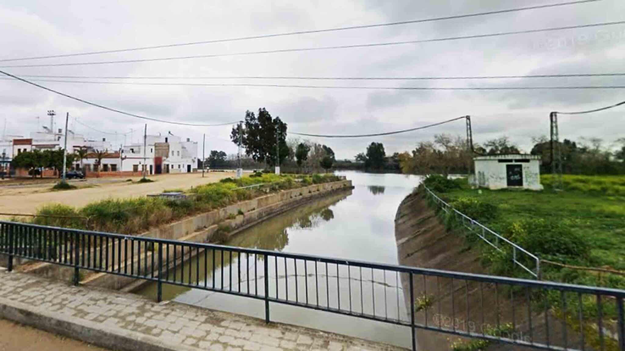 Hallan a un hombre muerto flotando en un canal de Coria del Río